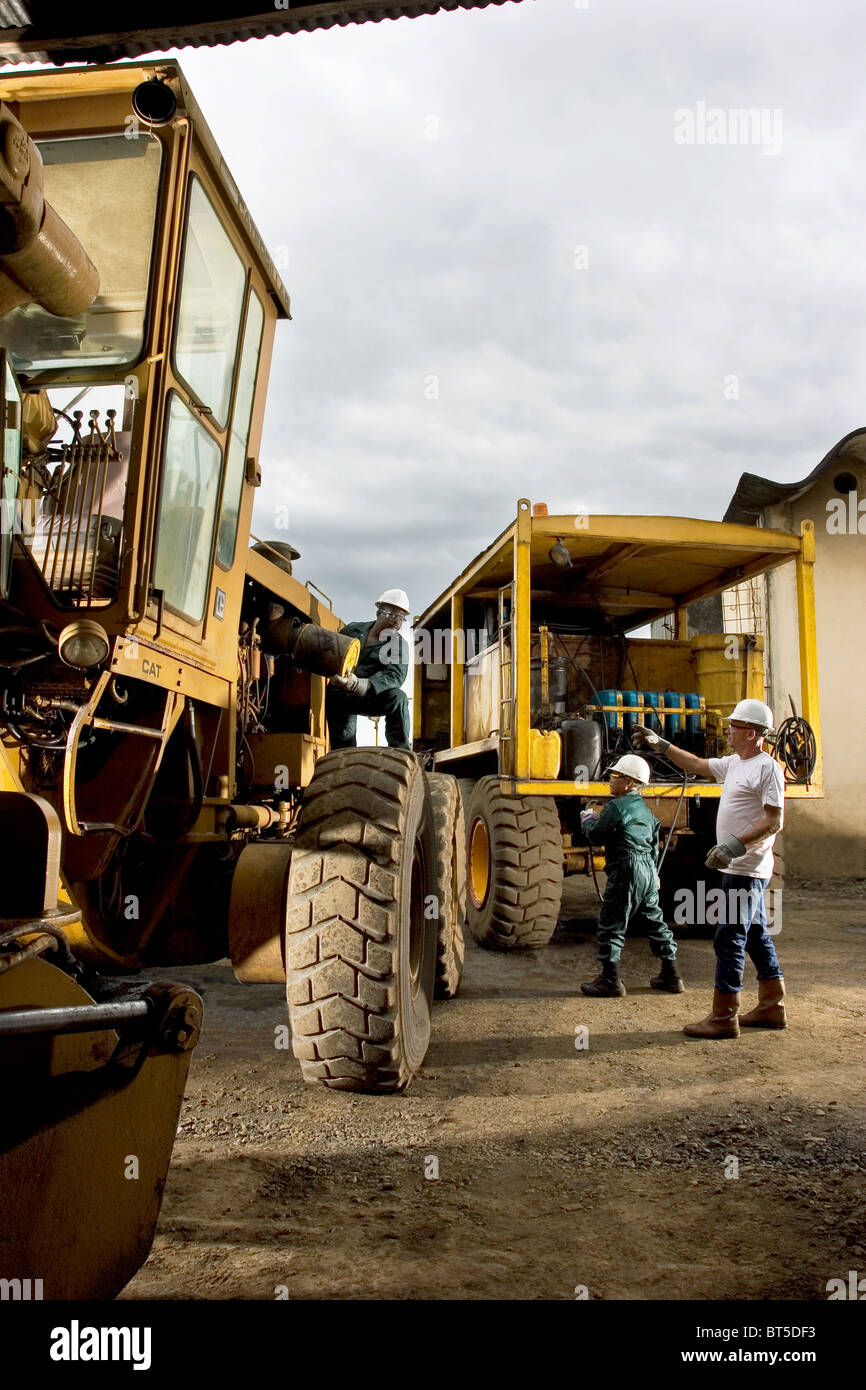 Luba Oil Freeport. Vehicle maintenance workshop. Replacing air filter ...