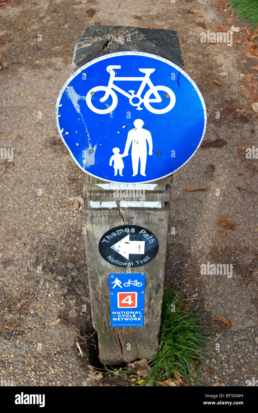 Shared path sign signs hi-res stock photography and images - Alamy