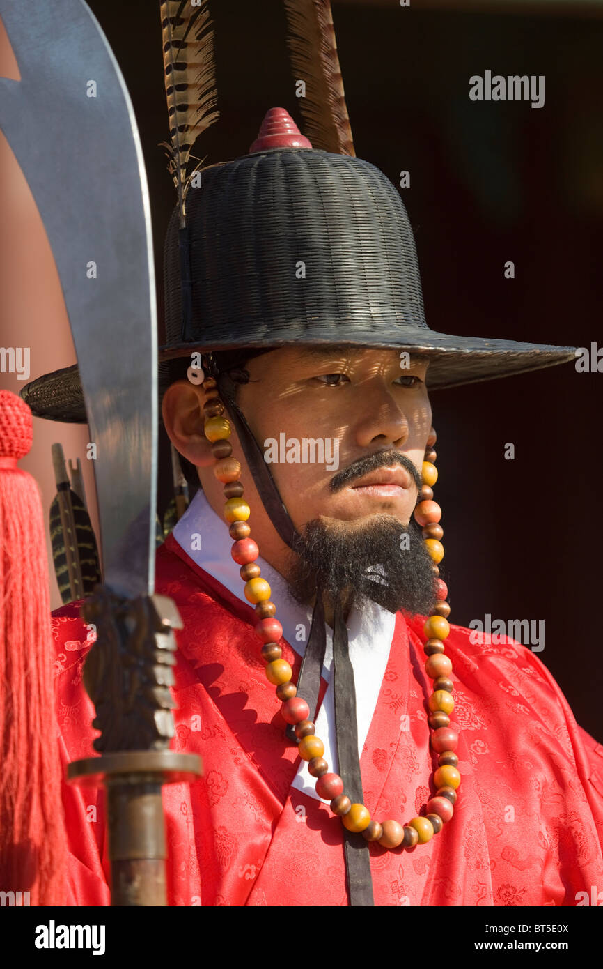 Ceremonial uniforms hi-res stock photography and images - Alamy