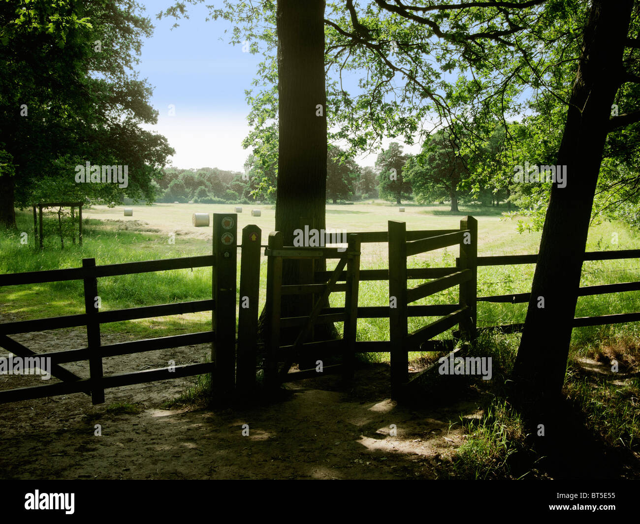 A gate on a footpath. Heart of england and millenium way warwickshire ...