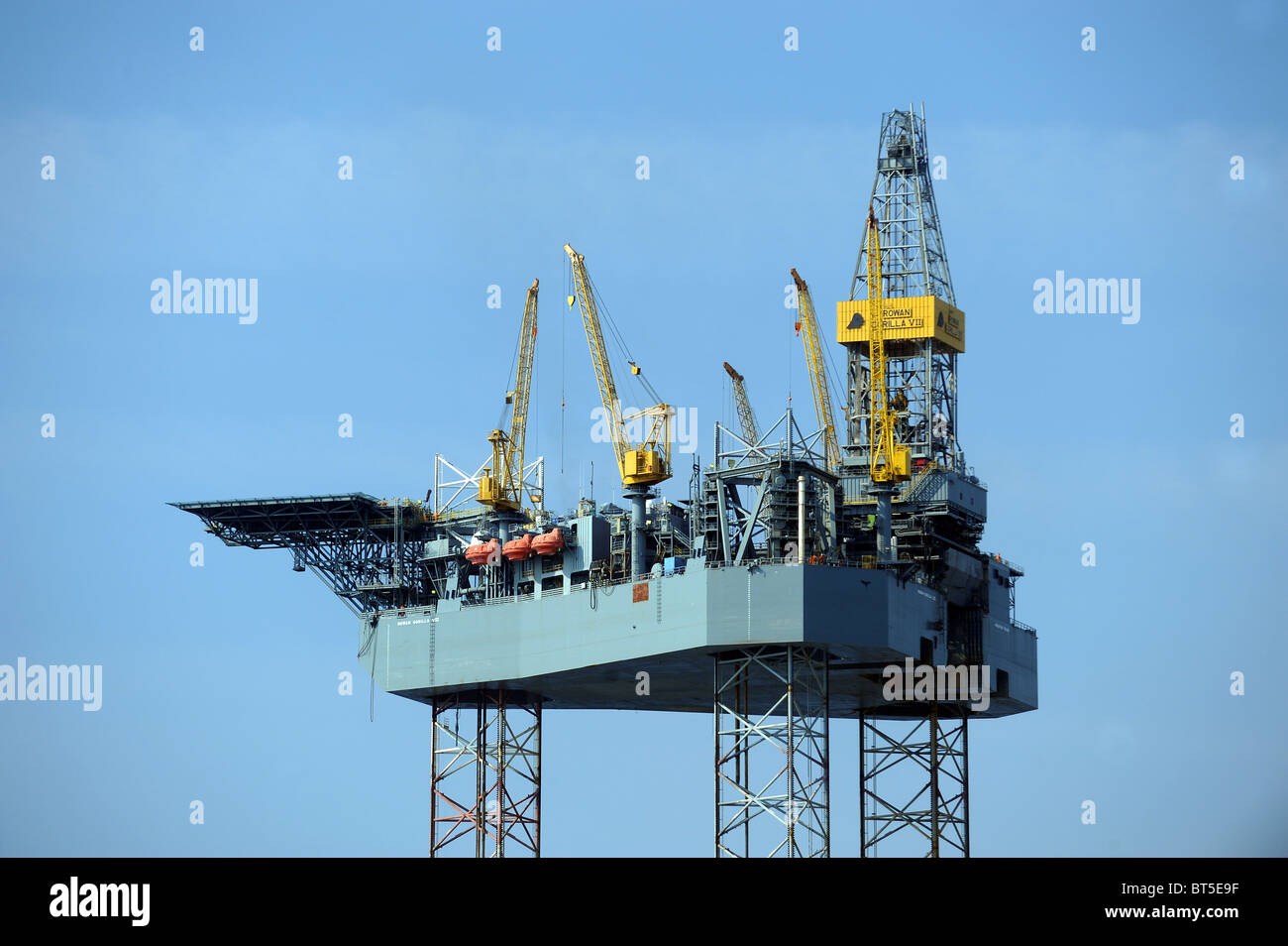 Jack Up oil rig in Dundee for repairs and servicing Stock Photo - Alamy