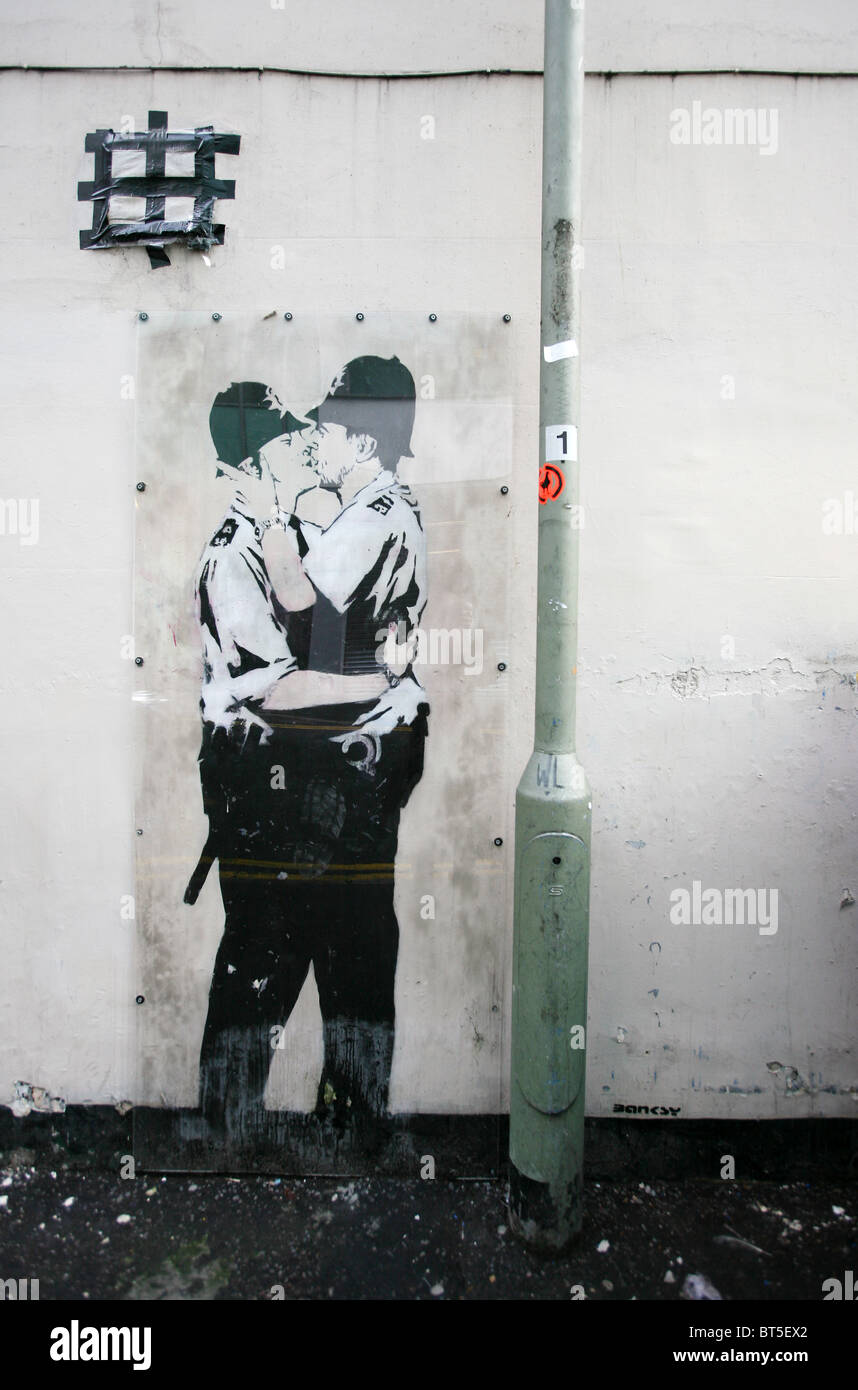 Kissing Policemen High Resolution Stock Photography and Images - Alamy