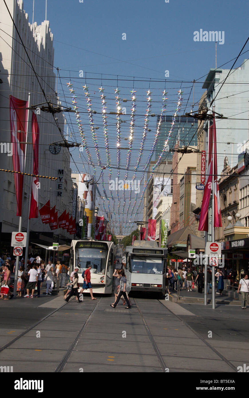 One of Melbourne's busy streets in summer Stock Photo - Alamy