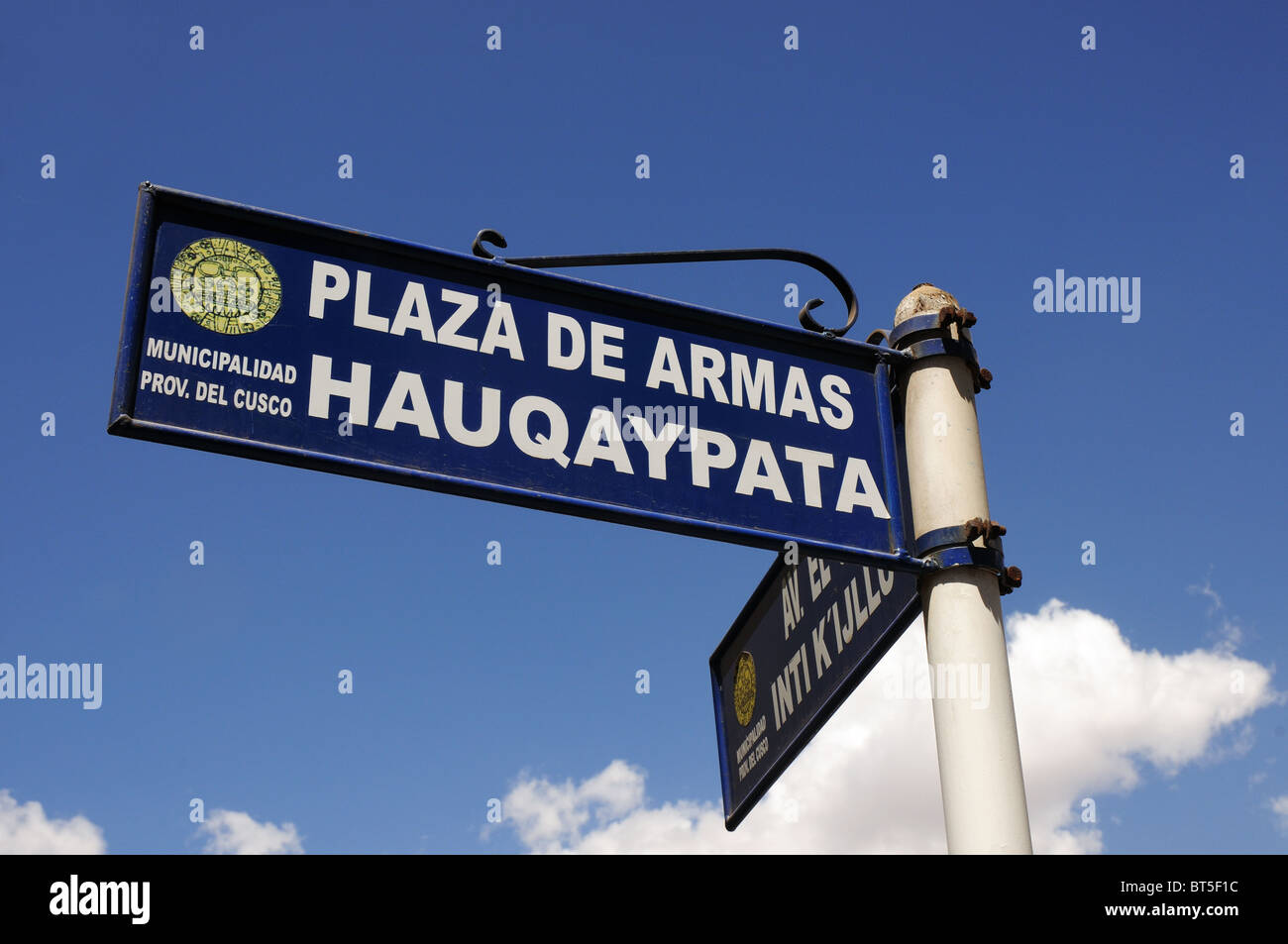 A road sign in Cusco Peru indicating Plaza de Armas Stock Photo - Alamy