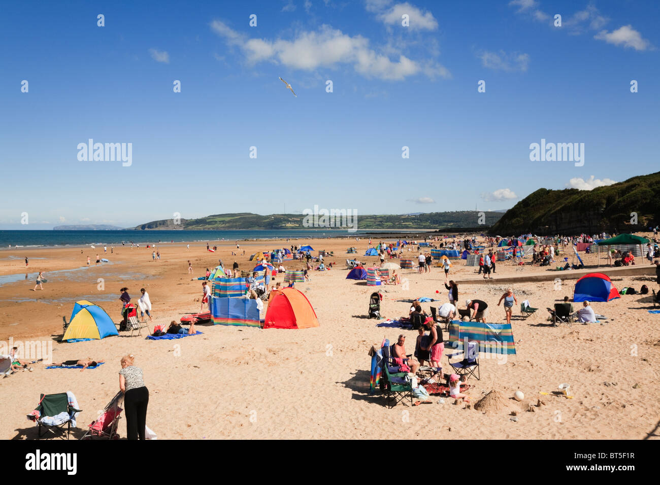 Busy beach scene hi-res stock photography and images - Alamy