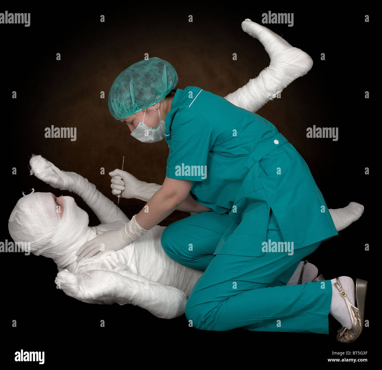 Doctor to give an injection on bandaged patient Stock Photo - Alamy