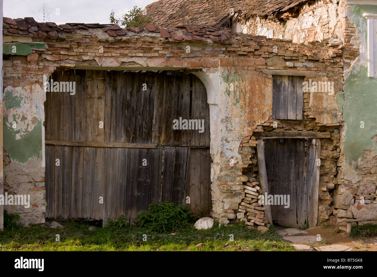Deserted falling down house in barcut hi-res stock photography and ...