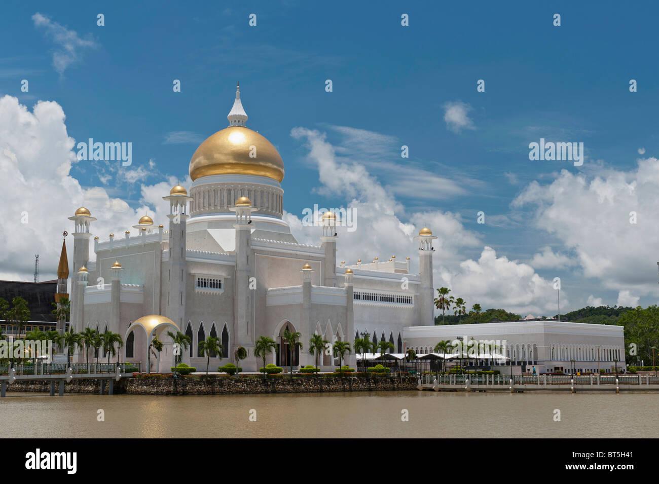 The Sultan Omar Ali Saifuddin Mosque in Bandar Seri Begawan, Brunei ...