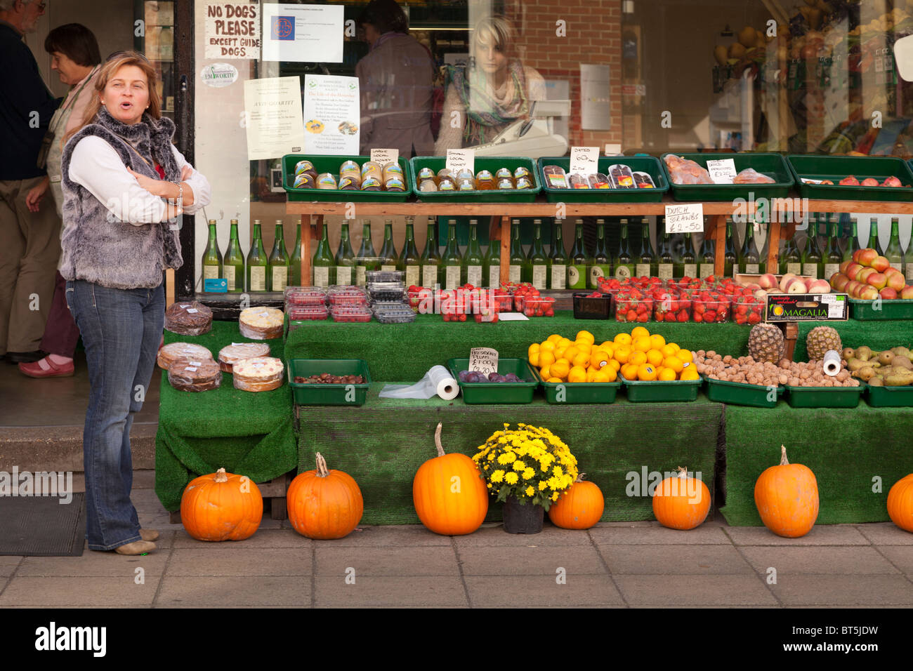 Outside of green grocers with display of pumpkins Stock Photo - Alamy