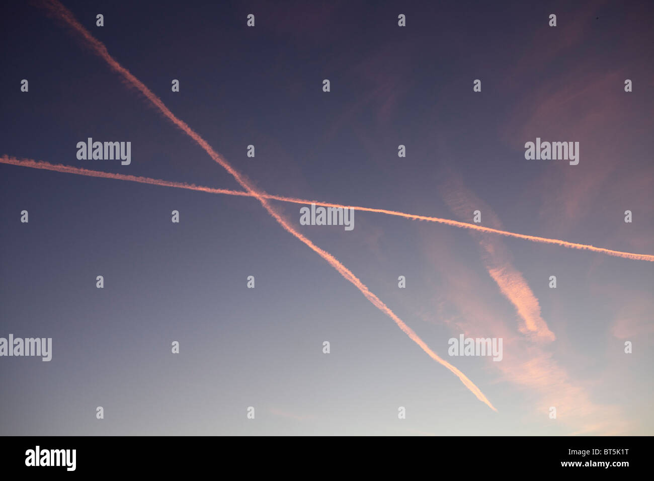 X contrail hi-res stock photography and images - Alamy