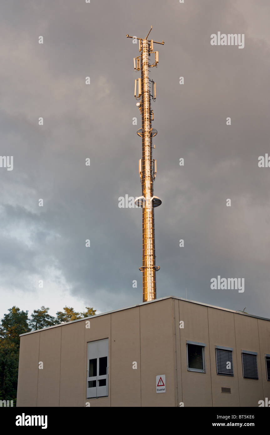 Telecoms mast hi-res stock photography and images - Alamy