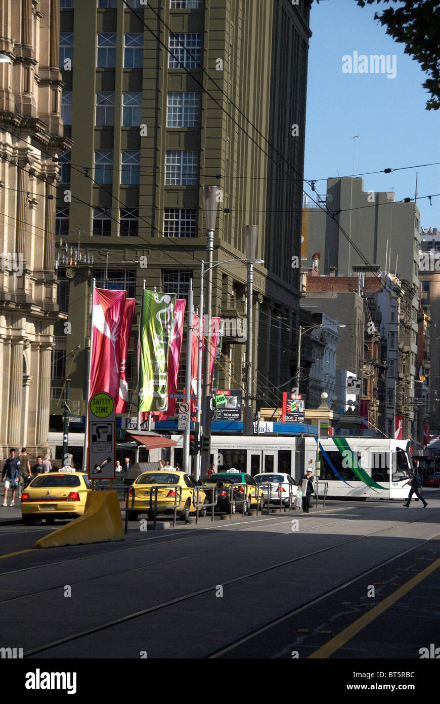 One of Melbourne's busy streets in summer Stock Photo - Alamy