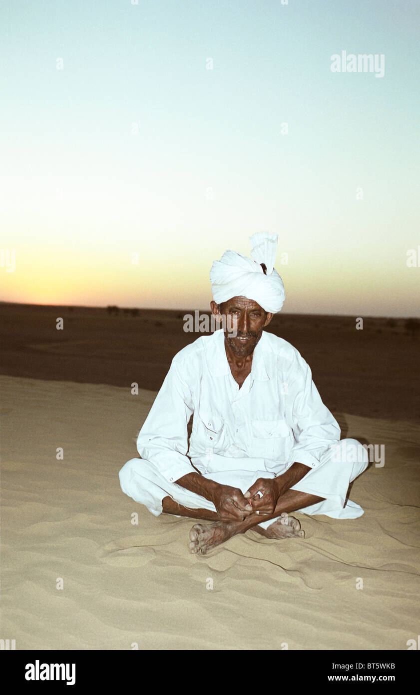 Tradition clothing guide desert sand hi-res stock photography and ...
