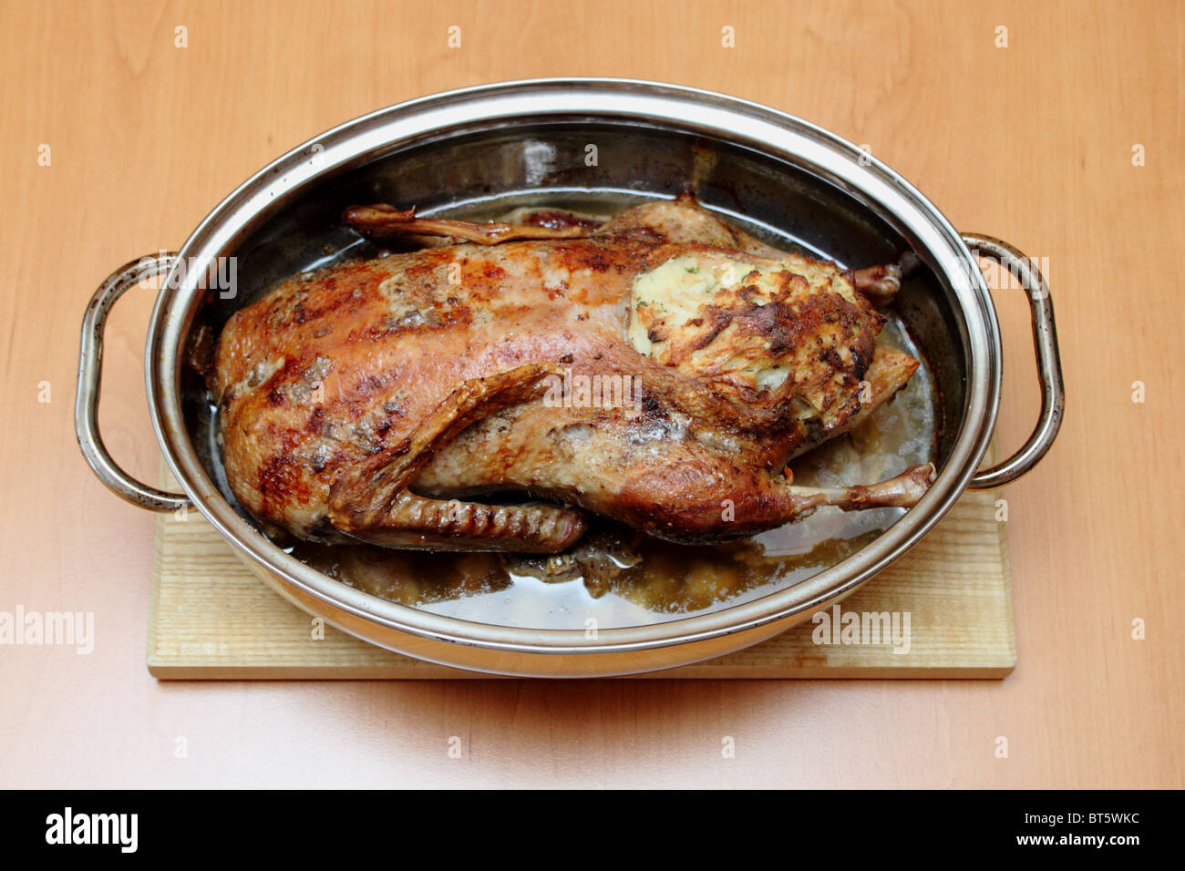 Roasted duck in pan on the wooden desk Stock Photo - Alamy