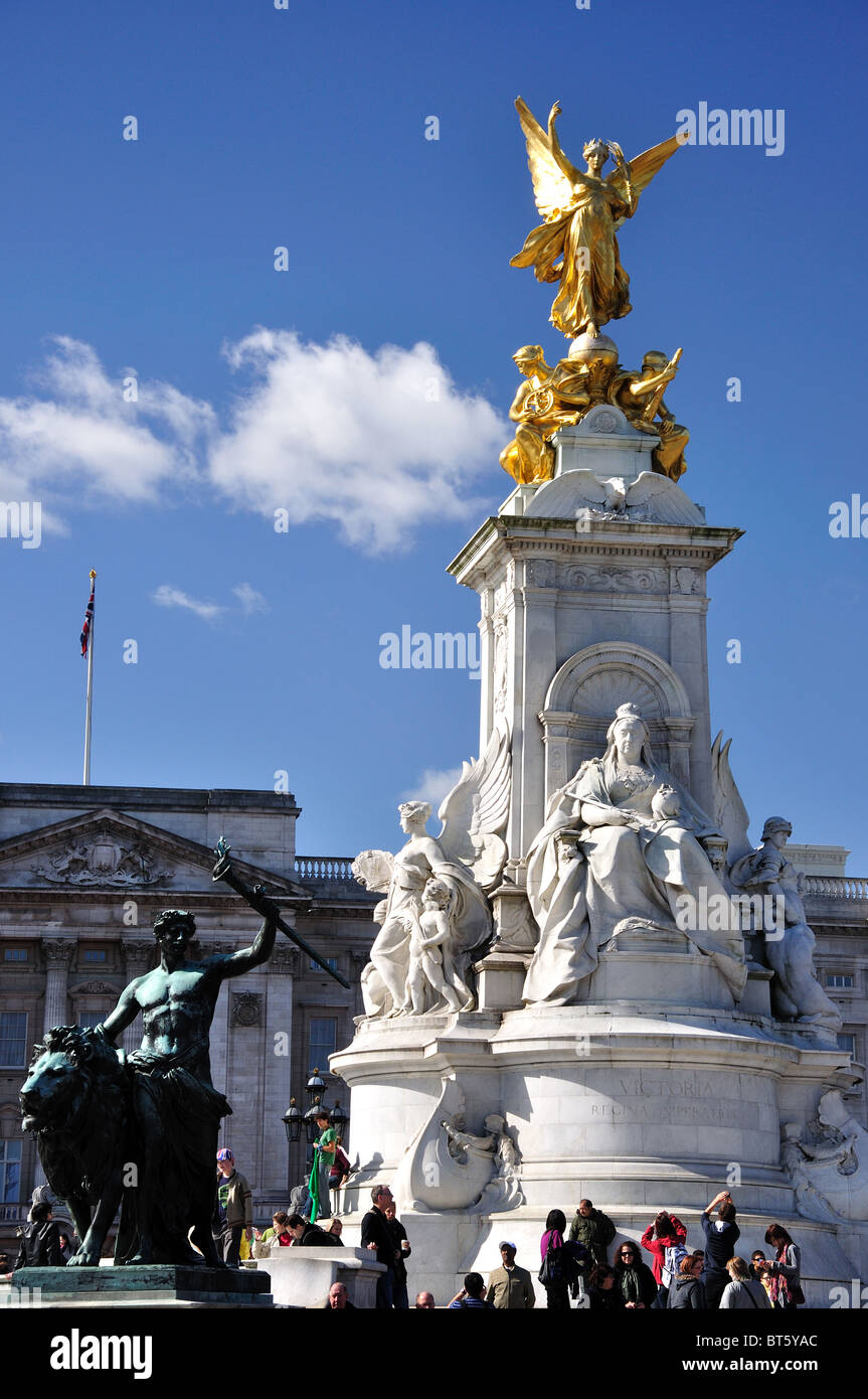The Victoria Memorial, Buckingham Palace, City of Westminster, Greater London, England, United ...