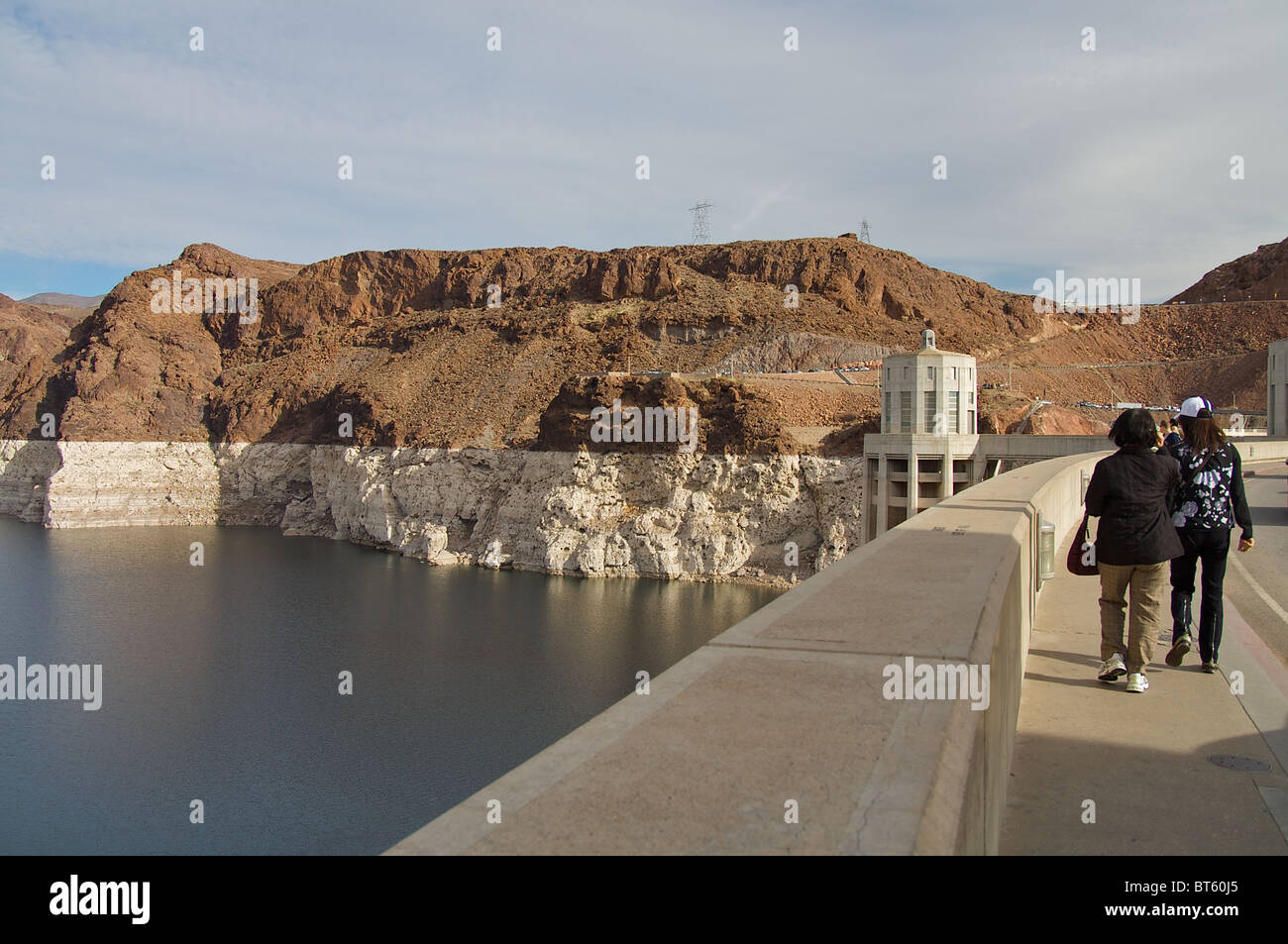 People walk above Lake Mead near the Hoover Dam Stock Photo - Alamy