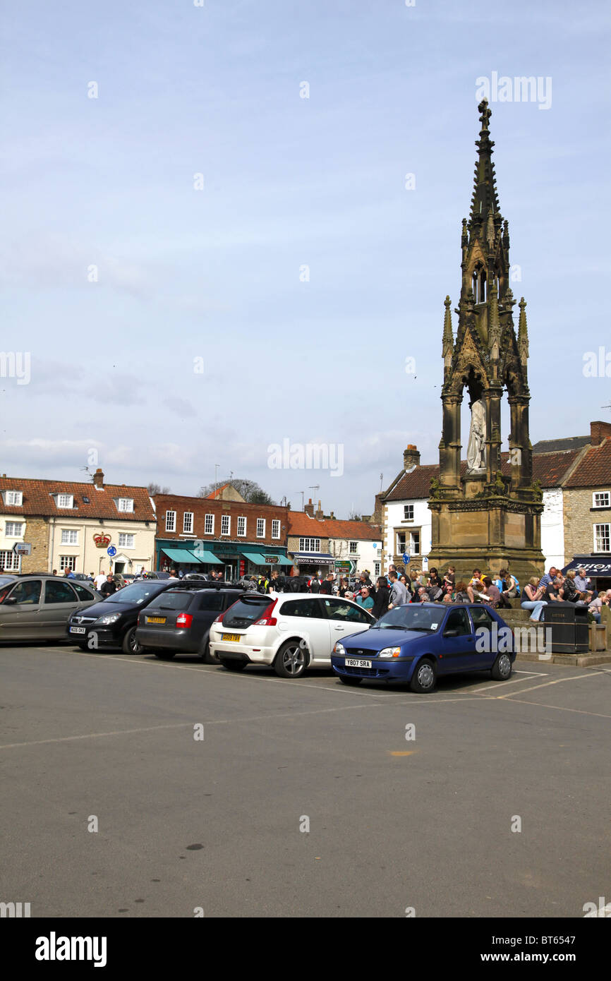 SQUARE FEVERSHAM MONUMENT HELMSLEY NORTH YORKSHIRE HELMSLEY NORTH ...