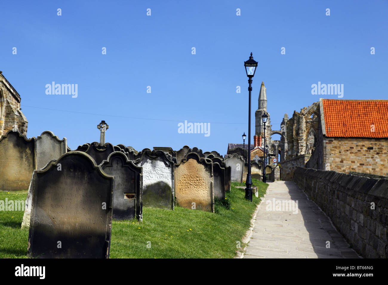 Whitby gravestones hi-res stock photography and images - Alamy