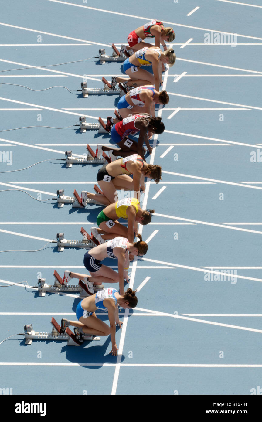 Women track race start hi-res stock photography and images - Alamy