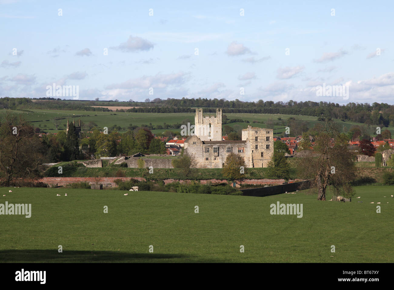 HELMSLEY CASTLE HELMSLEY NORTH YORKSHIRE HELMSLEY NORTH YORKSHIRE ...