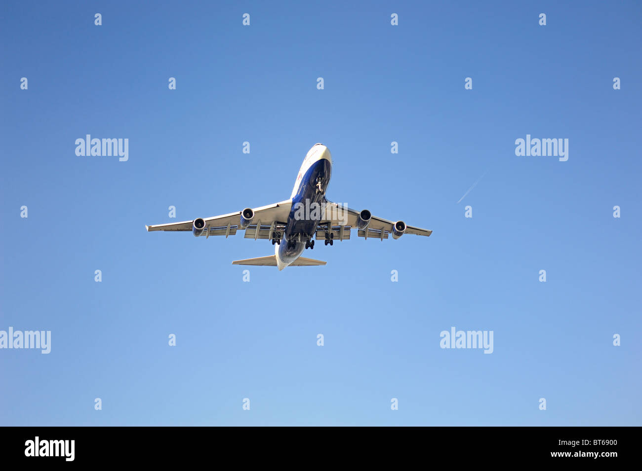 British Airways jumbo jet 747 coming in to land Stock Photo - Alamy