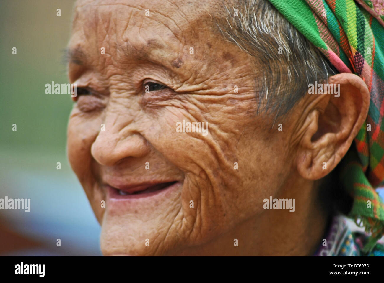Old woman portrait flower hmong hi-res stock photography and images - Alamy