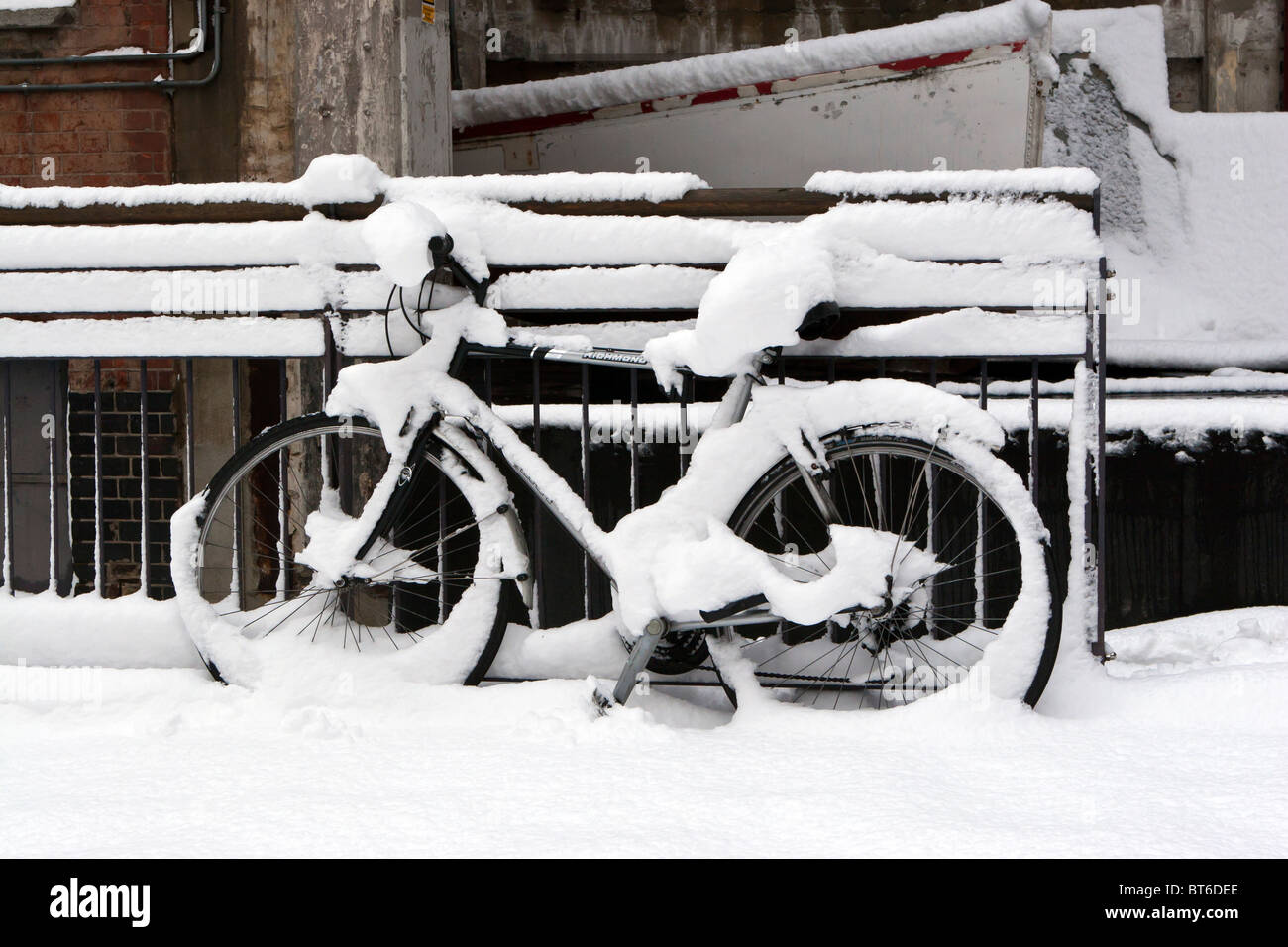 Snow covered bicycle, Southbank, London Stock Photo - Alamy