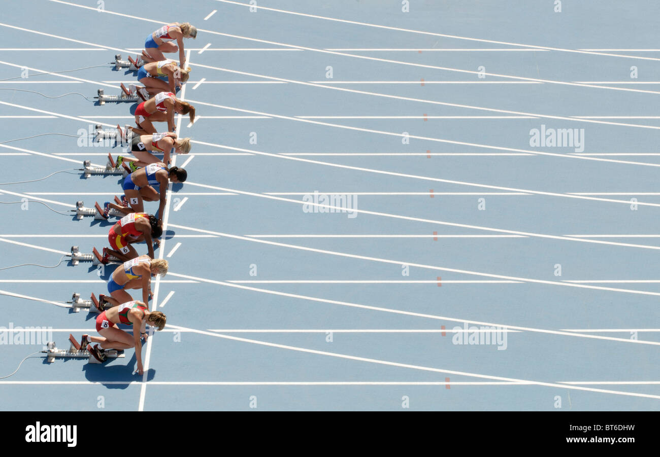 Women track race start hi-res stock photography and images - Alamy