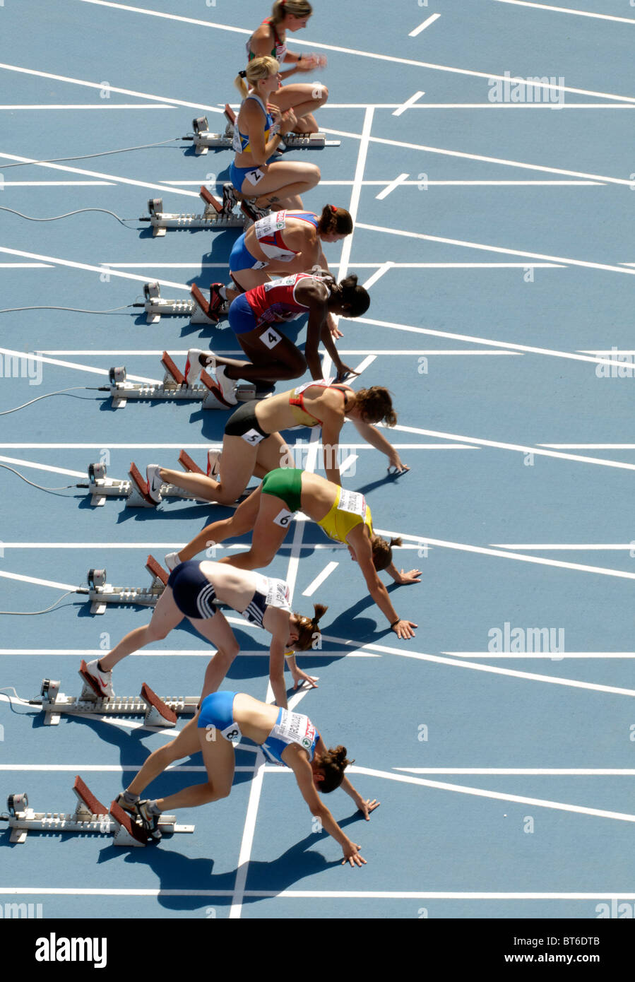 Women track race start hi-res stock photography and images - Alamy