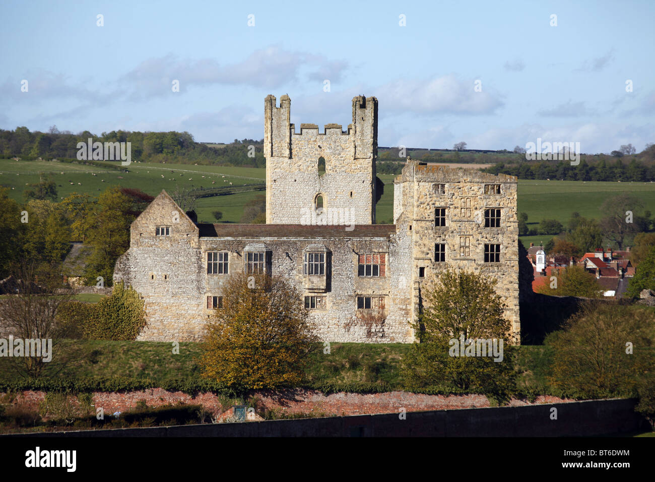 HELMSLEY CASTLE HELMSLEY NORTH YORKSHIRE HELMSLEY NORTH YORKSHIRE ...
