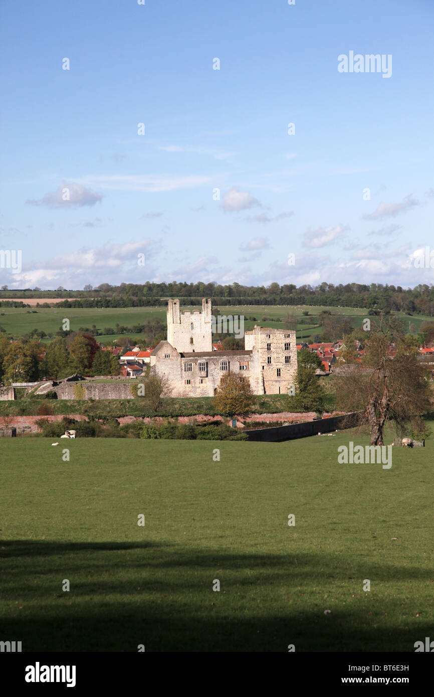 HELMSLEY CASTLE HELMSLEY NORTH YORKSHIRE HELMSLEY NORTH YORKSHIRE ...