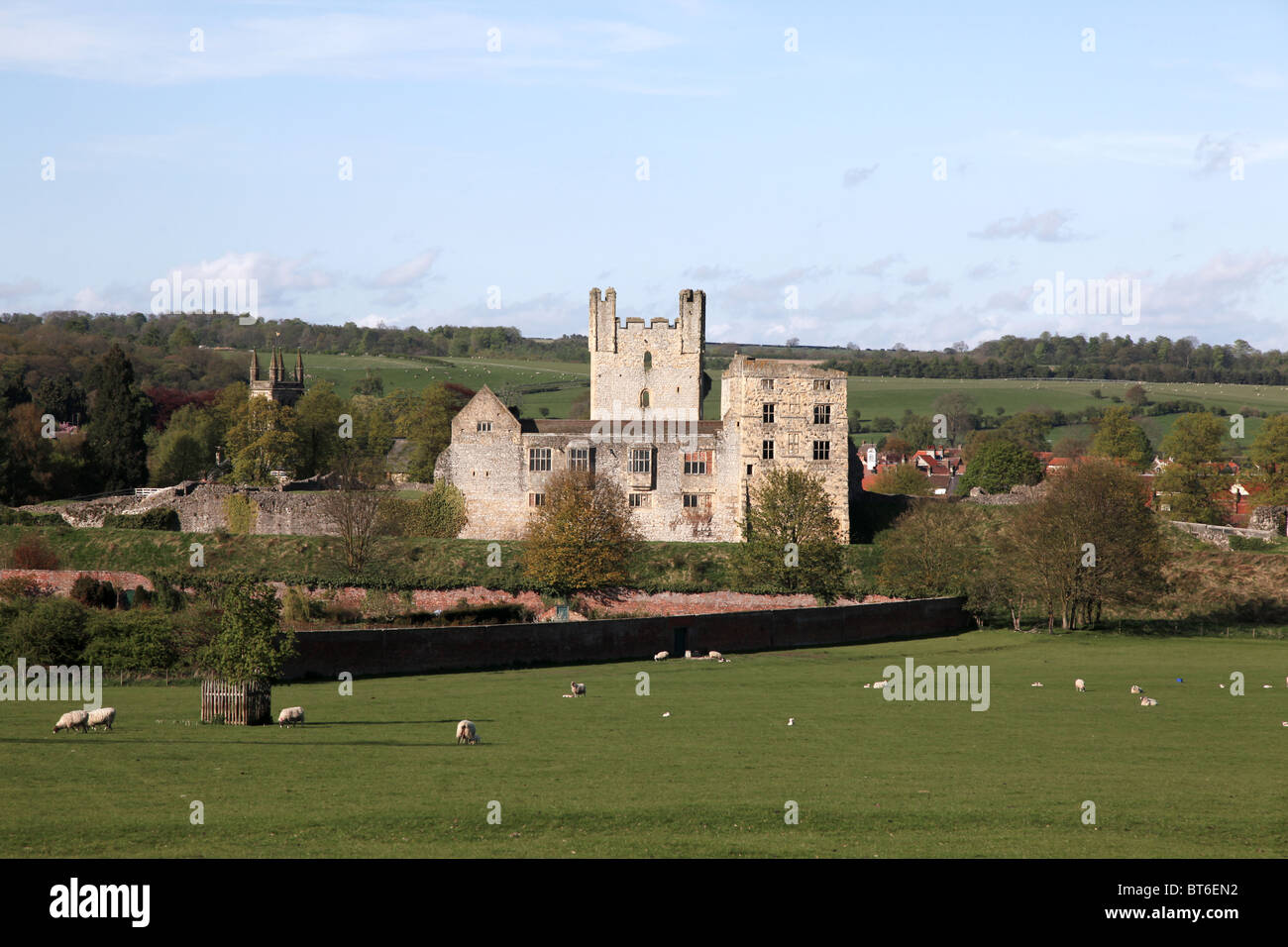 HELMSLEY CASTLE HELMSLEY NORTH YORKSHIRE HELMSLEY NORTH YORKSHIRE ...