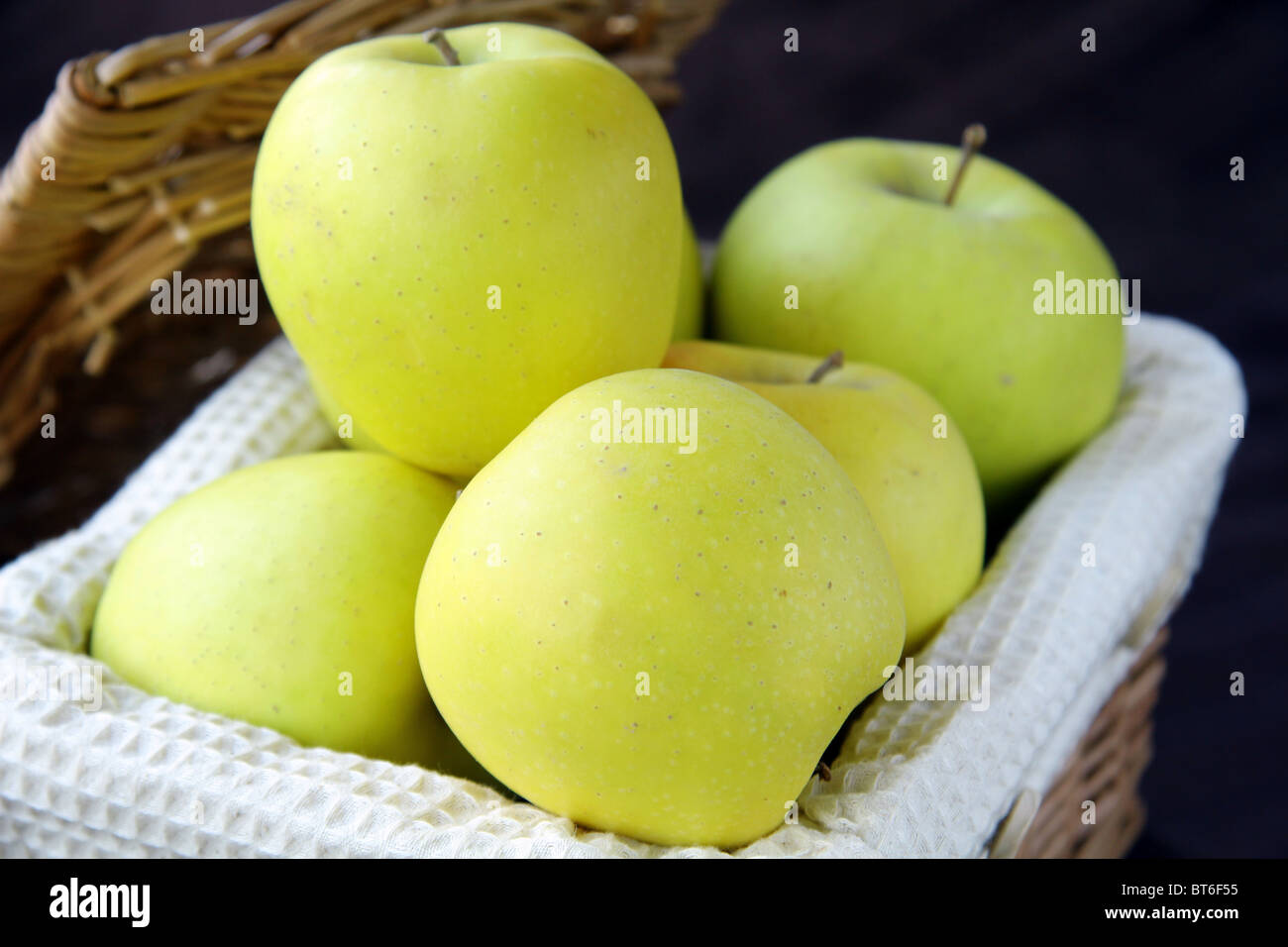 Apples in a box Stock Photo - Alamy