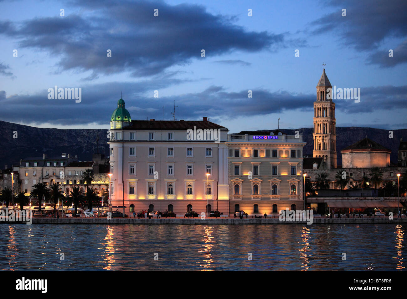 Split skyline hi-res stock photography and images - Alamy