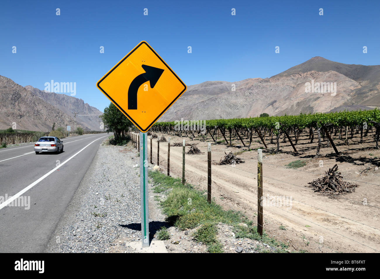 Right curve arrow hi-res stock photography and images - Alamy