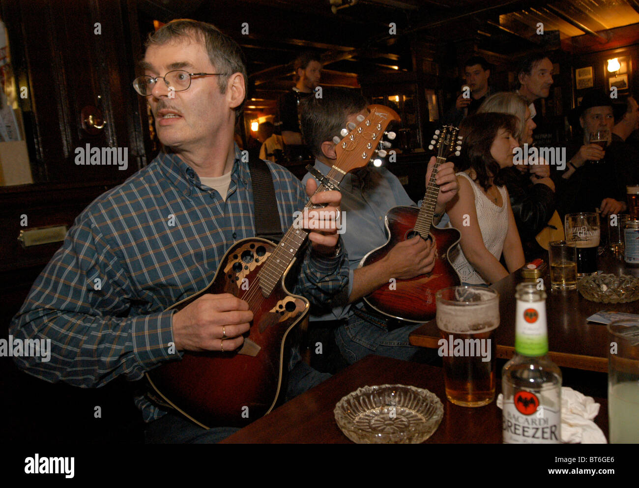 Pub music guitar hi-res stock photography and images - Alamy