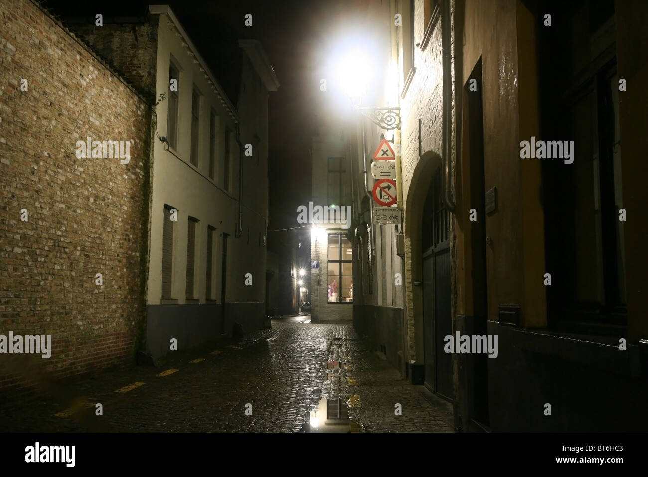 Night street scene in bruges hi-res stock photography and images - Alamy