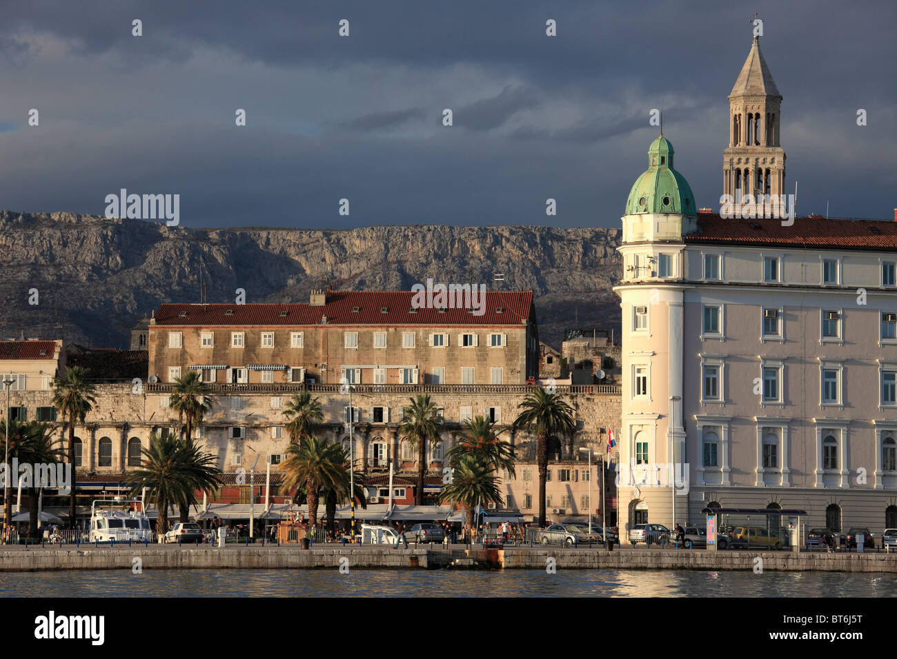 Split skyline hi-res stock photography and images - Alamy