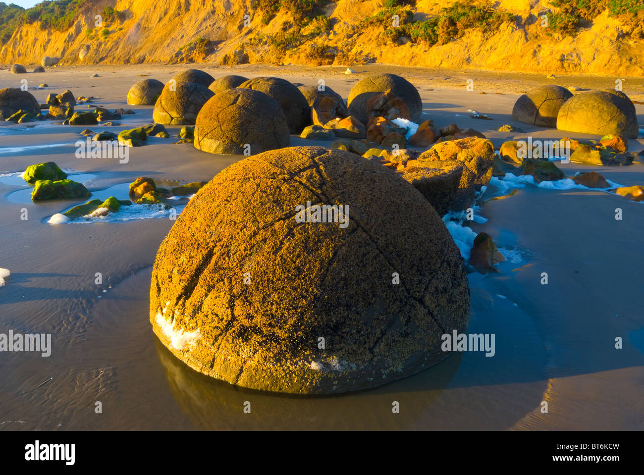 Moreaki Boulders at sunrise, 65 Million year old concretions, Moreaki ...