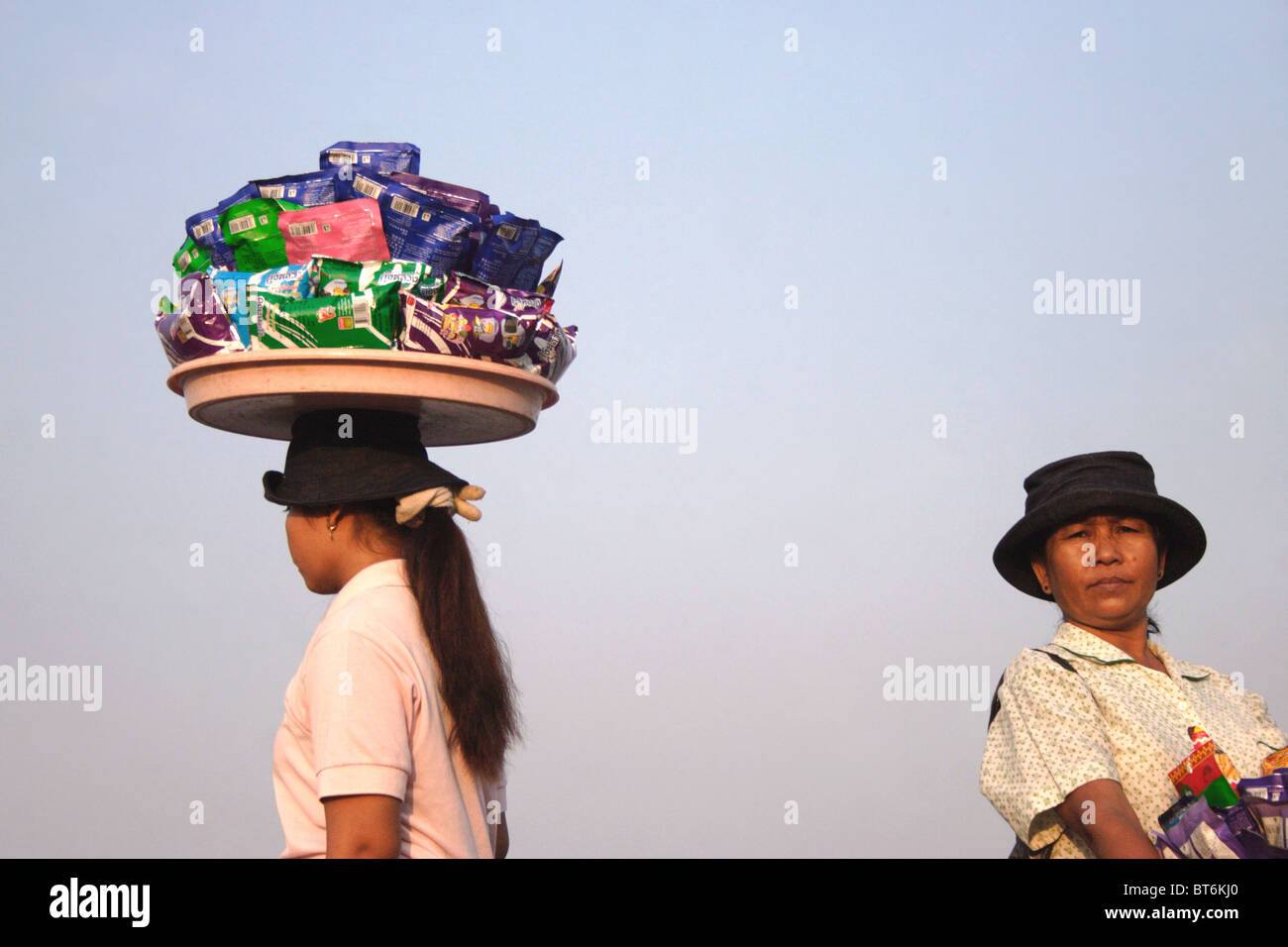 Balancing items on the head hi-res stock photography and images - Alamy