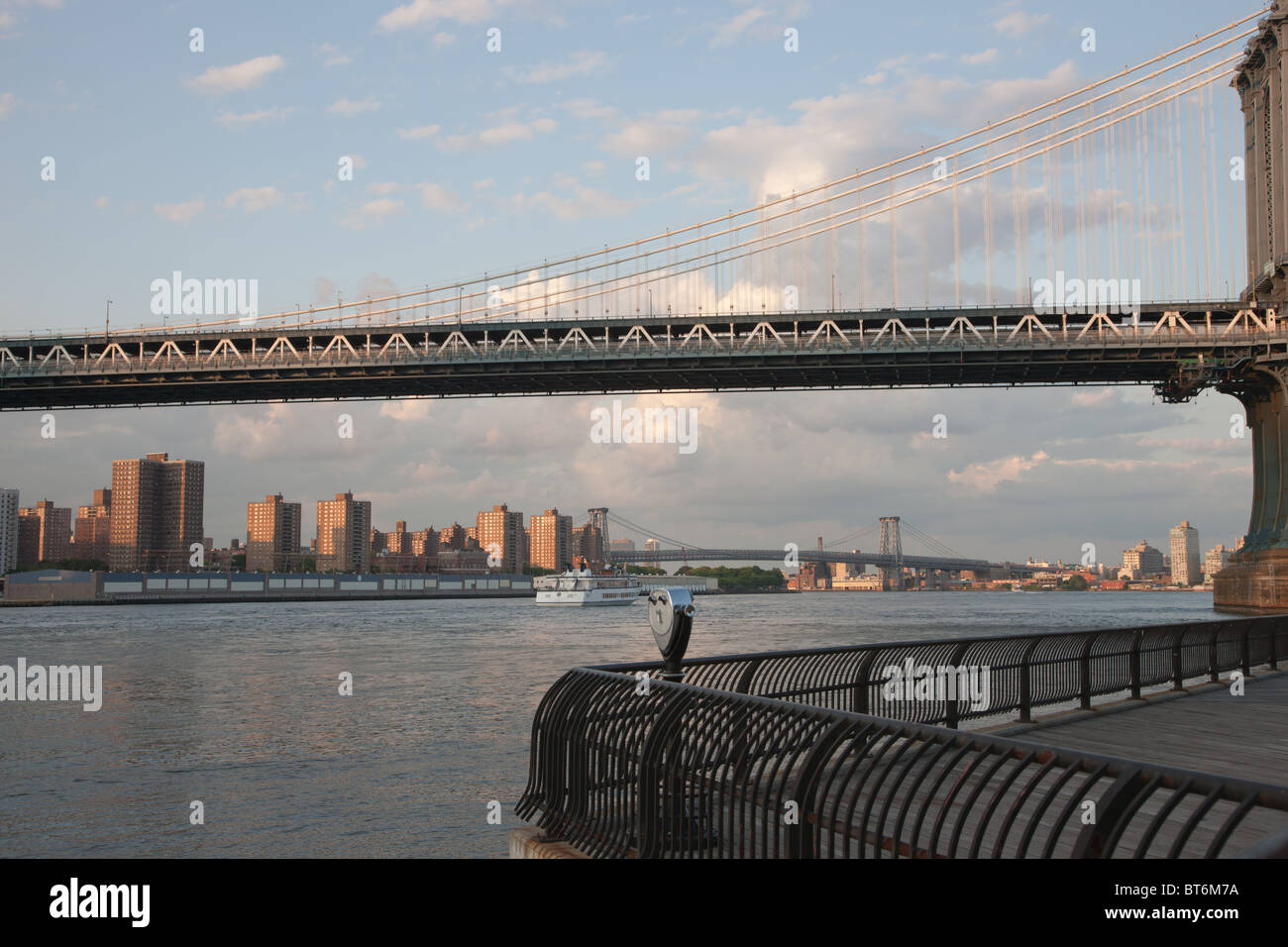 The Manhattan Bridge, East River and lower Manhattan looking north ...
