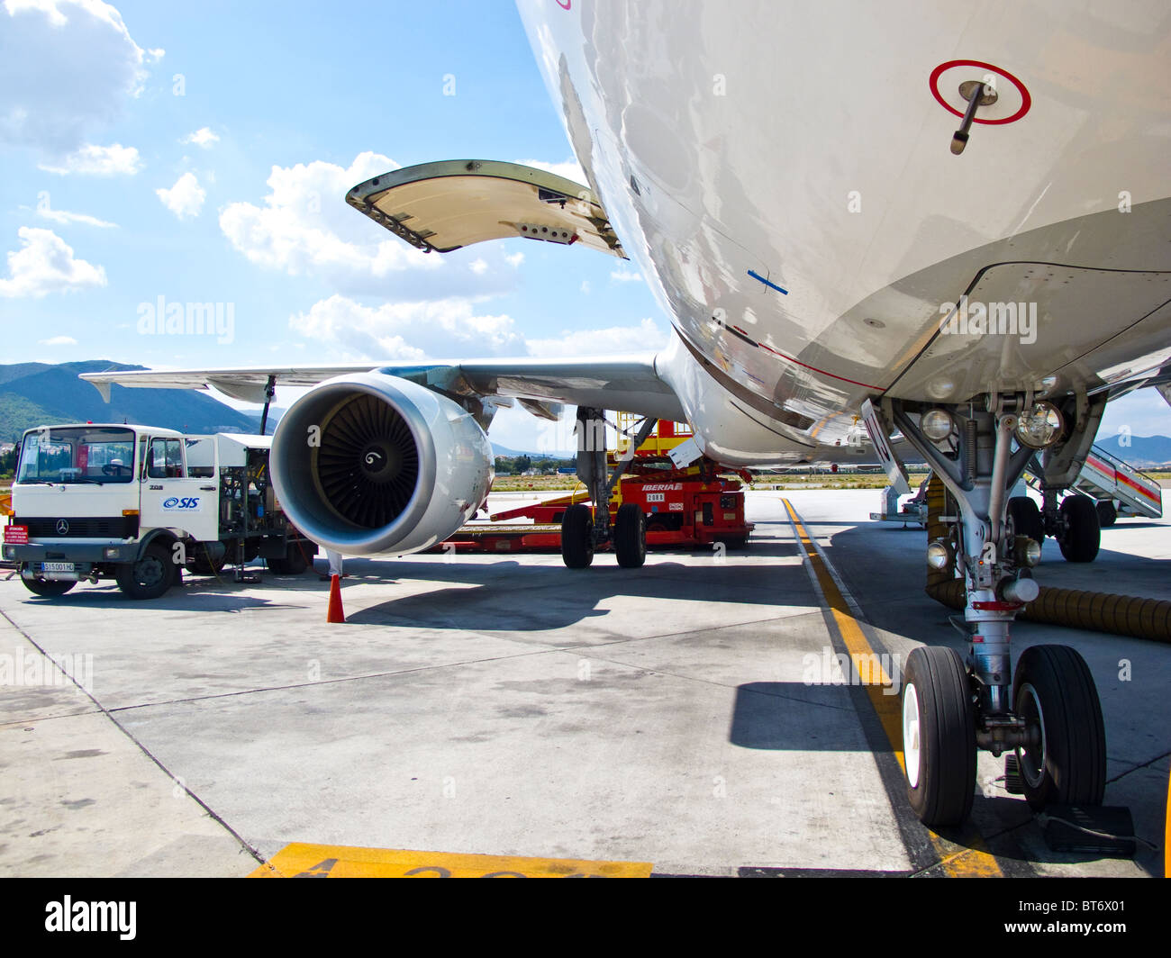 Aircraft engine cargo loading hi-res stock photography and images - Alamy