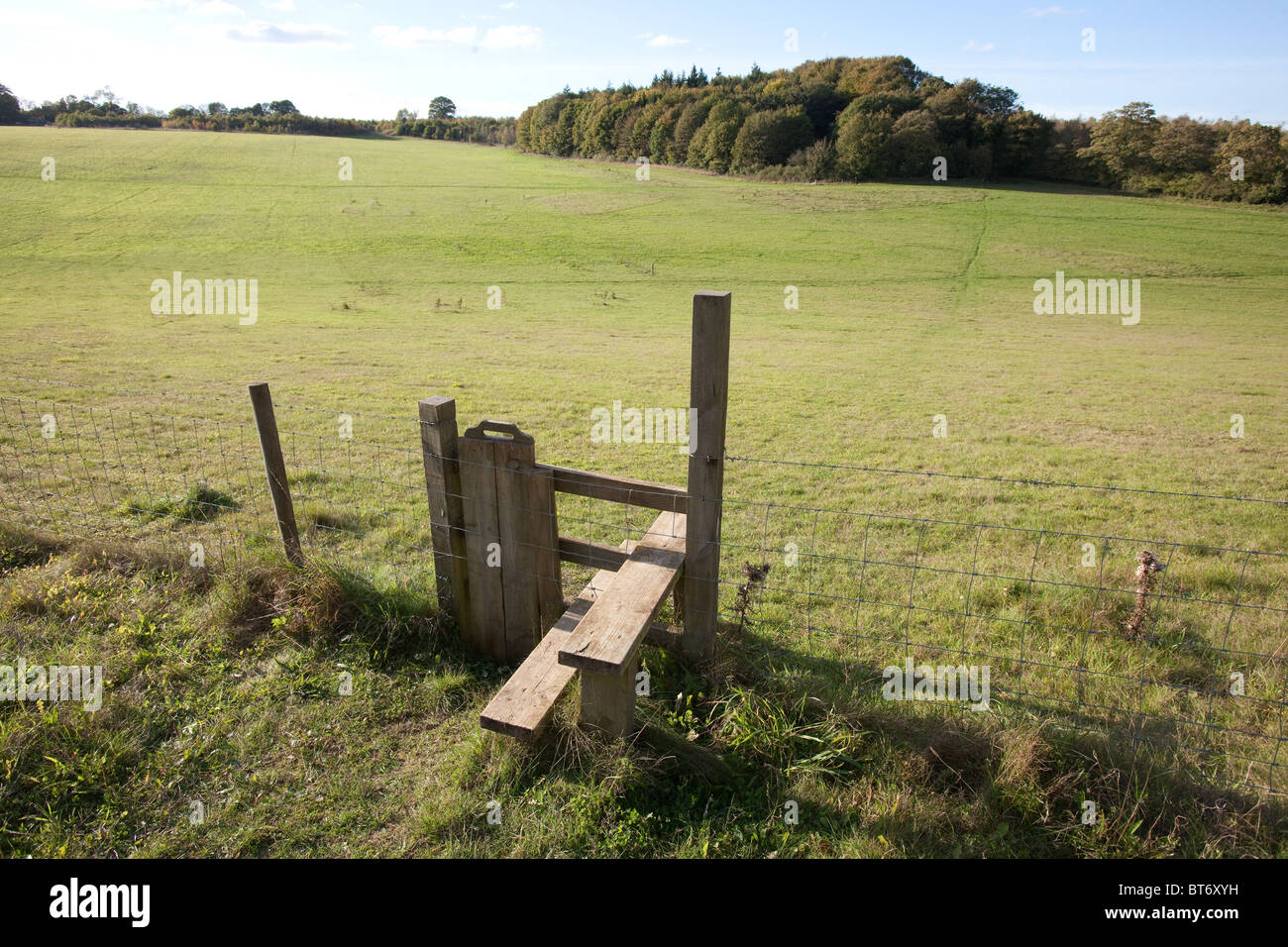 Rural footpath stile hi-res stock photography and images - Alamy