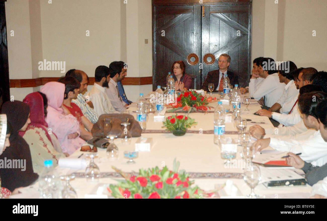 Us visa officer hi-res stock photography and images - Alamy