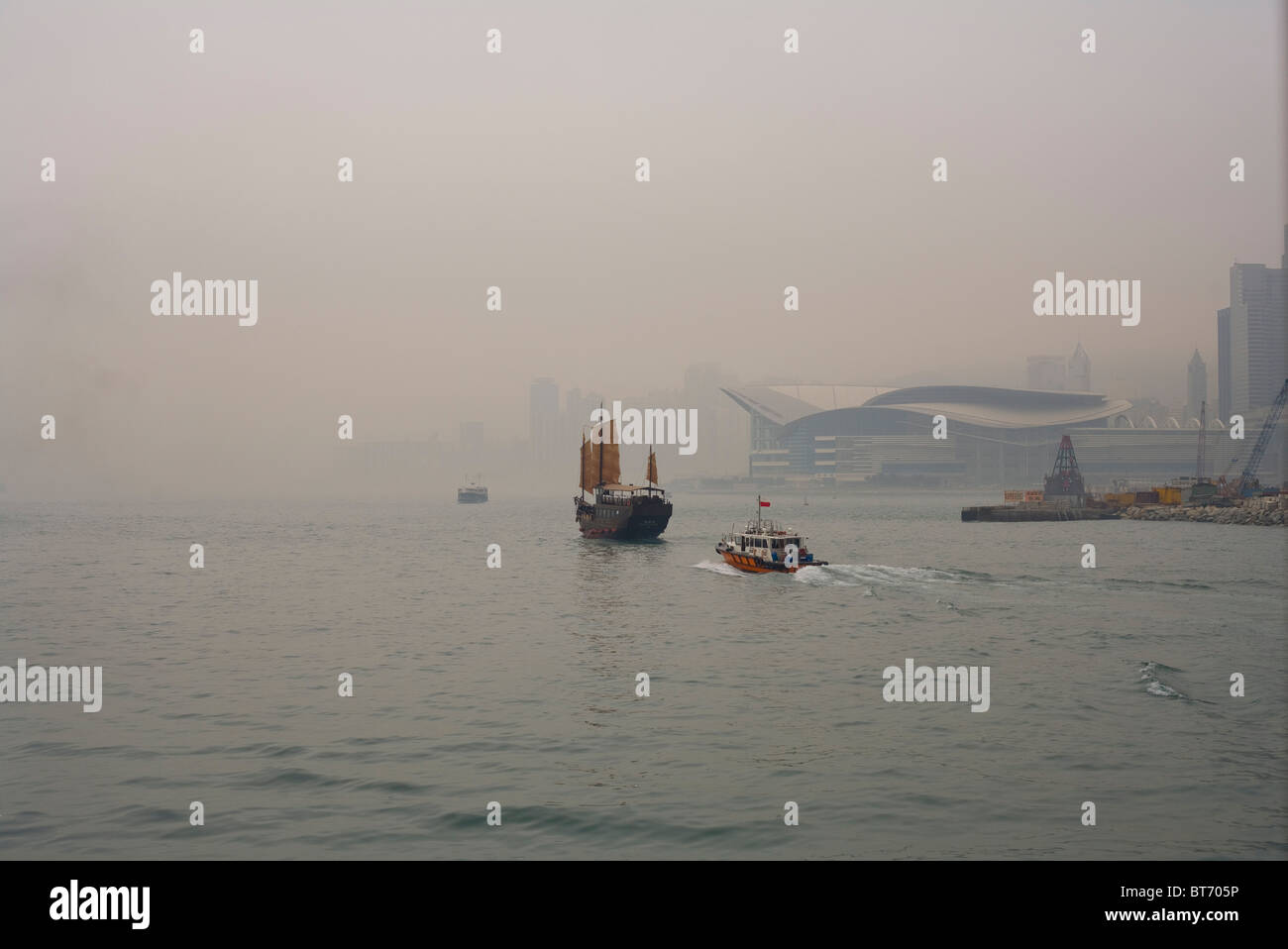 A traditional junk on a misty morning in Hong Kong Harbour Stock Photo ...
