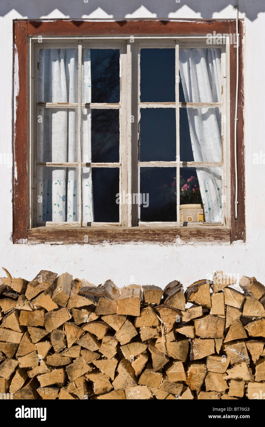 Wood window exterior hi-res stock photography and images - Alamy