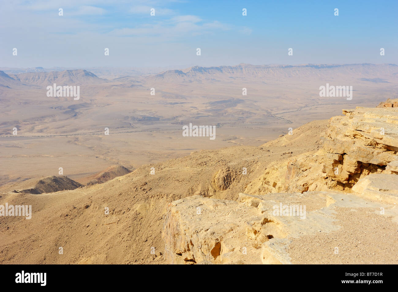 Makhtesh ramon cliffs hi-res stock photography and images - Alamy