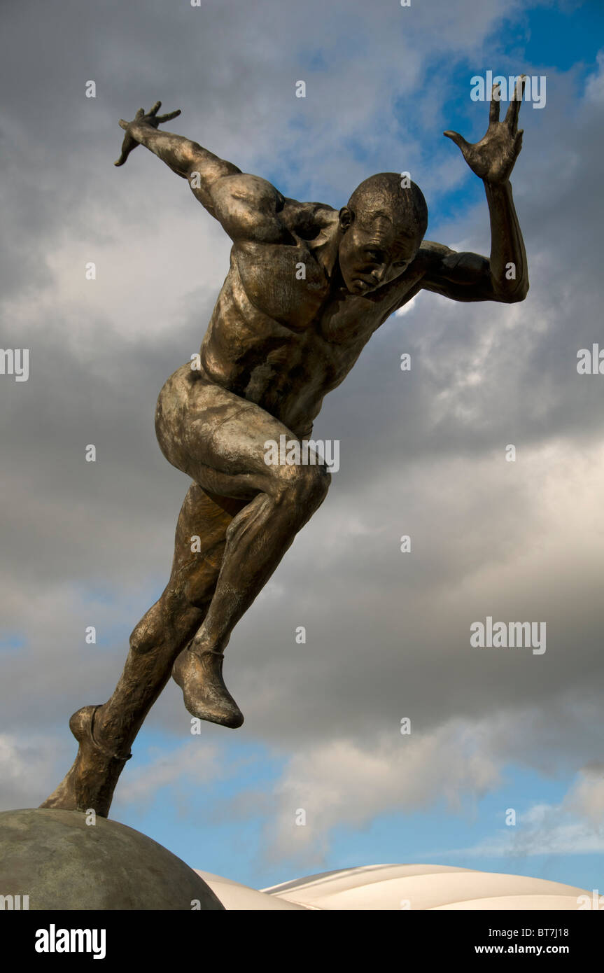 The Runner, a sculpture by Colin Spofforth, at the City of Manchester ...