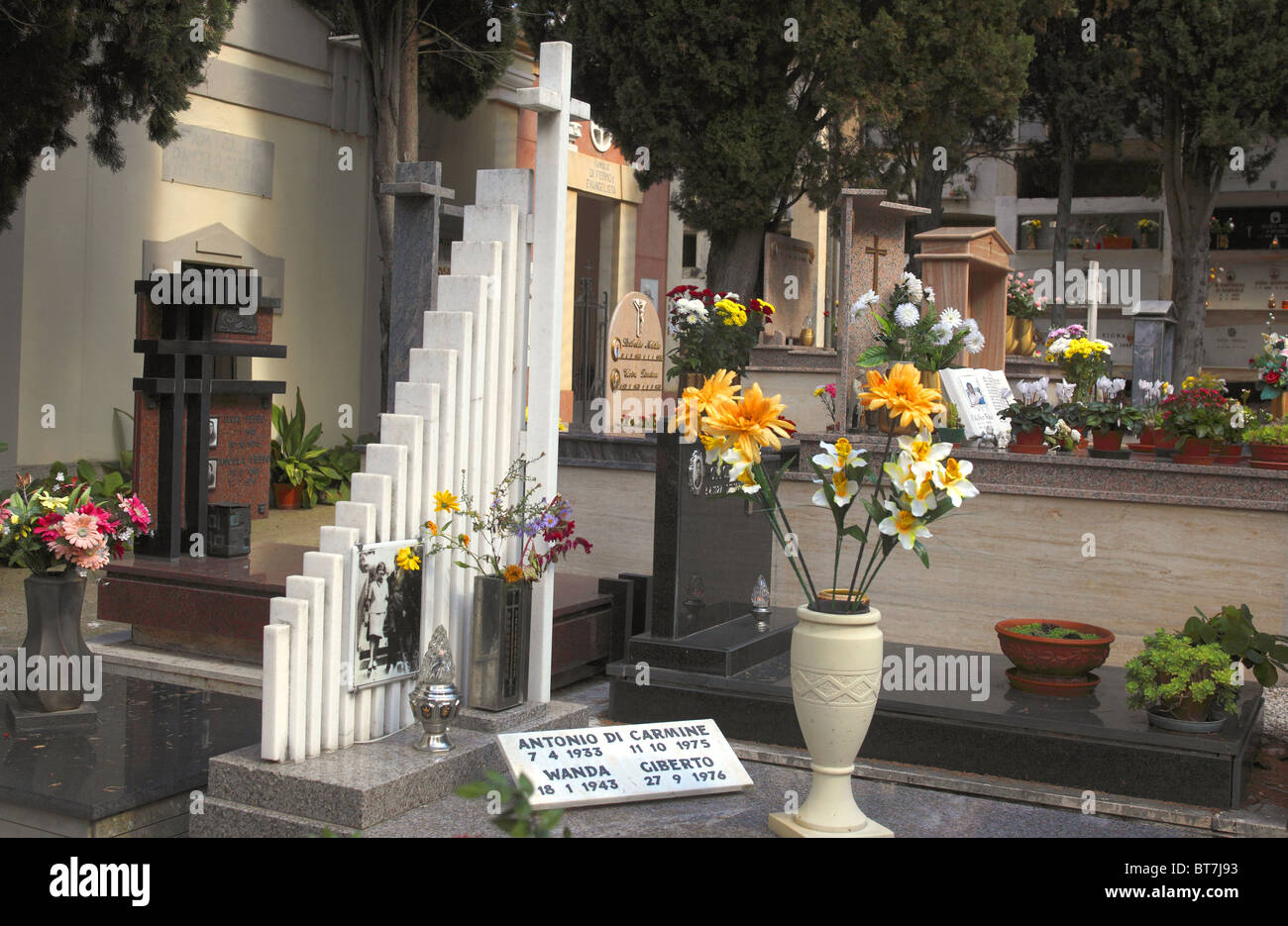 Graves in an Italian cemetery Stock Photo, Royalty Free Image: 32130143 ...