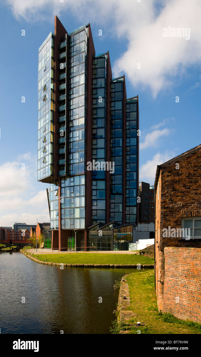 The Islington Wharf apartment block and former lock keeper's cottage on ...